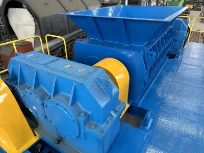 Chine Déchiqueteuse à double arbre pour le recyclage des métaux plastiques 5000 kg Poids 1-10 cm Produit final à vendre
