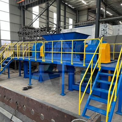 Chine Machine de déchiquetage de plastique déchiquetage hydraulique de déchets de bois double arbre pour déchets organiques à vendre
