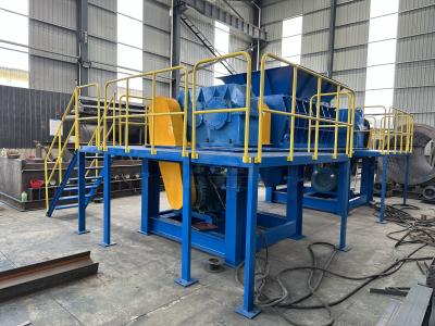 Chine Machine de déchiquetage de plastique déchiquetage hydraulique de déchets de bois double arbre pour déchets organiques à vendre