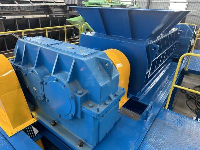 Chine Machine de déchiquetage de plastique déchiquetage hydraulique de déchets de bois double arbre pour déchets organiques à vendre