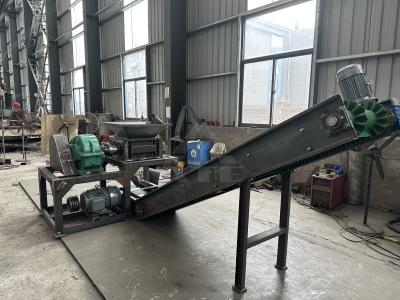 Chine Machine à déchiqueter à double arbre à puissance unique pour le recyclage domestique de plastique et de petits métaux à vendre
