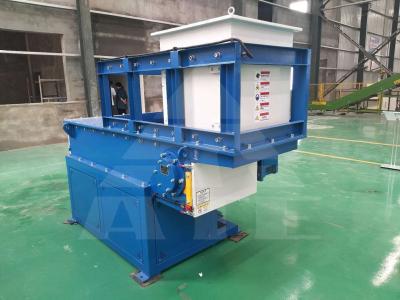 Chine Déchiqueteuse à un seul arbre de 22 kW pour le recyclage du carton et du papier en plastique de grande capacité à vendre