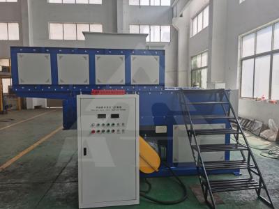 Chine Déchiqueteuse à un seul arbre de 22 kW pour le recyclage du carton et du papier en plastique de grande capacité à vendre