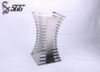 Cina Le colonne montanti dell'esposizione dell'alimento di forma della torre di rifinitura della lucidatura/raso dello specchio per il club alloggiano lo SCC A-103 in vendita