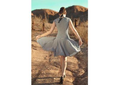 中国 白の縞偶然レディース急に燃え上がったスカートが付いている服によって合われる低下のウエスト 販売のため