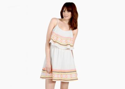 Cina Vestito dal carro armato stratificato bianco al neon del ricamo più la dimensione con Sleevesless in vendita