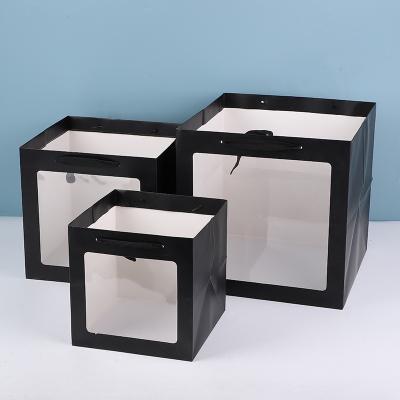 Chine Sacs cadeaux noirs élégants avec fenêtre transparente, sacs en papier kraft de qualité supérieure avec poignée, pour emballage de luxe à vendre