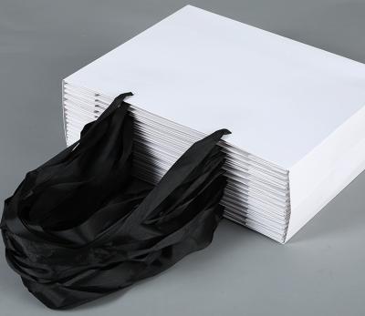 Chine Sacs cadeaux en papier imprimé sur mesure pour vêtements, beauté et emballage de détail à vendre