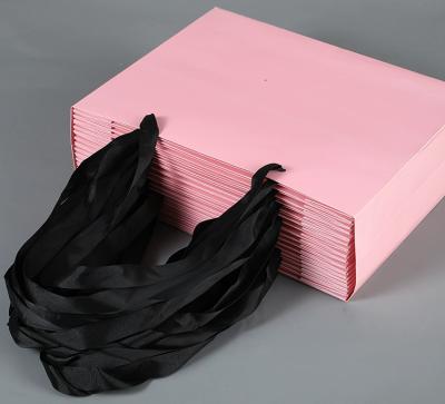 Chine Sacs cadeaux en papier imprimé sur mesure pour vêtements, beauté et emballage de détail à vendre