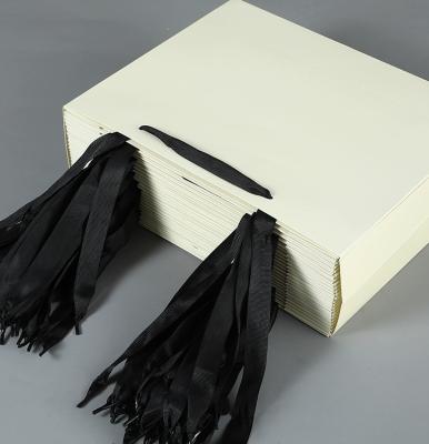 Chine Sacs cadeaux en papier imprimé sur mesure pour vêtements, beauté et emballage de détail à vendre