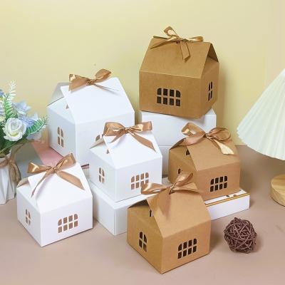 Cina Set regalo scatola a forma di casetta di pan di zenzero Kraft bianca confezione natalizia con nastro Finestra Design Scatole per biscotti di Natale in vendita