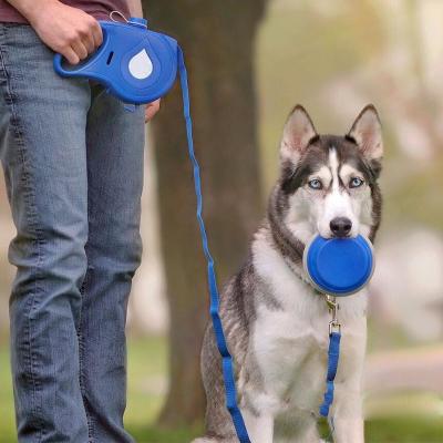 中国 5つ折りたたみボール犬の船尾袋ディスペンサーが付いている1つのナイロン犬の鎖携帯用犬の水差しに付き 販売のため