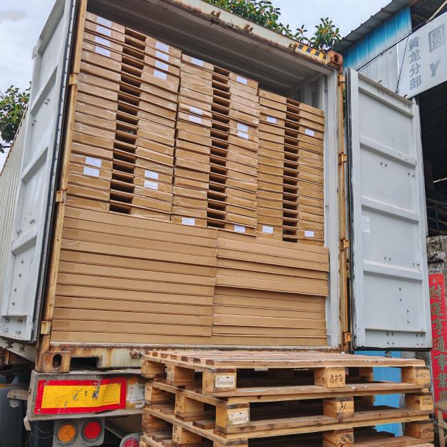 Shipping containers with polycarbonate products