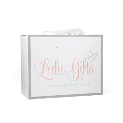 Cina Colori pieghevoli di PMS dell'indumento 157gsm Art Paper Gift Packing Boxes in vendita