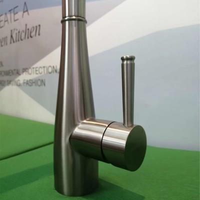 Cina Il rubinetto di acciaio inossidabile Antivari del collo d'oca ha spazzolato la bacchetta multipla dello spruzzo del nichel in vendita
