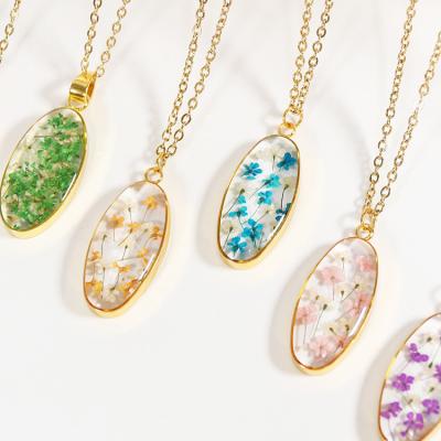 China Lovers Couple 18k Gold Stainless Steel Chain Flower Epoxy Resin Pendant For Women for sale