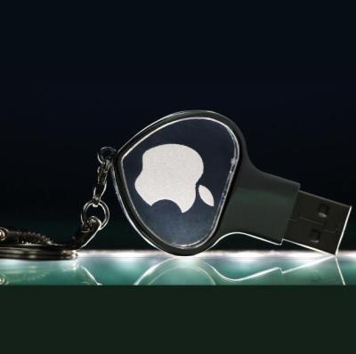 Cina La chiavetta USB di cristallo ad alta velocità 16GB con l'USB 2.0 con l'interno ha inciso il logo in vendita