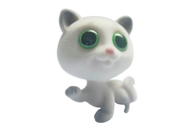 Cina Figurine di plastica abbastanza piccole del gatto di bianco della ragazza che dipingono semplicemente con l'affollamento morbido in vendita