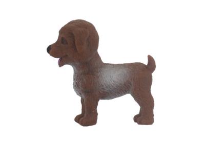Cina Giocattoli di plastica su ordinazione con la breve coda, figurine animali di plastica realistiche del cane di Brown in vendita