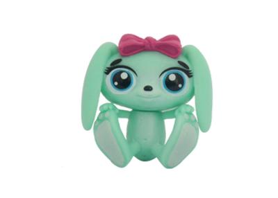 Cina La piccola plastica del coniglio verde chiaro del fumetto gioca l'orecchio lungo per i regali di festival in vendita