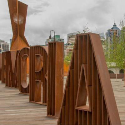 Cina Scultura astratta d'acciaio di Corten della lettera del metallo in vendita