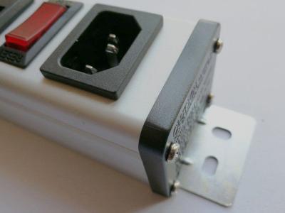 Cina Striscia di potere degli sbocchi del protettore di sovraccarico di IEC 8Way 15a della lista dell'UL C-UL, unità di distribuzione di energia della PDU della lega di alluminio in vendita