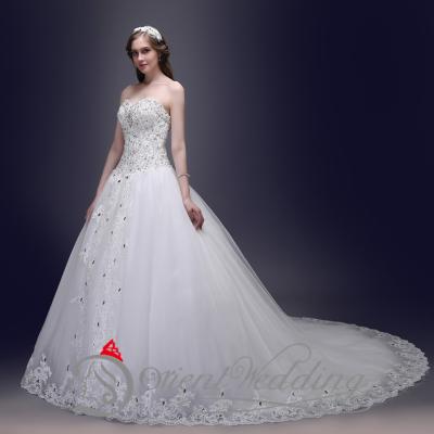 Cina I vestiti da sposa delle donne romantiche con l'arco imperla l'applique del fiore in vendita