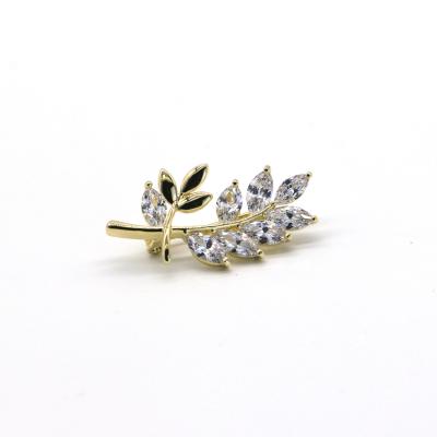 Cina Il risvolto a forma di foglia Pin Hollow Gold Color Diamond del collare ha intarsiato in vendita