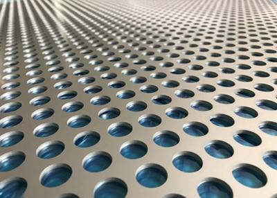 Cina 4017 d'argento piatto di alluminio perforato, strato perforato di alluminio del foro rotondo durevole in vendita
