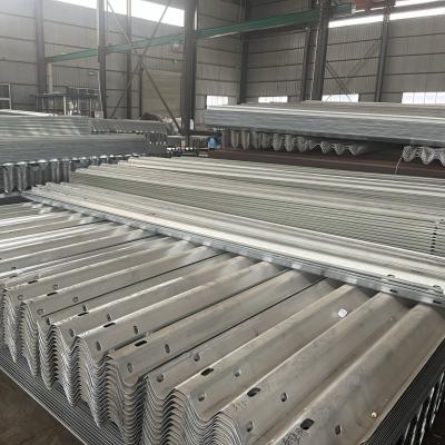 Cina Tracciato di pneumatici ondulati Tiekaiteiden Sicurezza stradale in acciaio galvanizzato Righe di protezione ad alta velocità in vendita