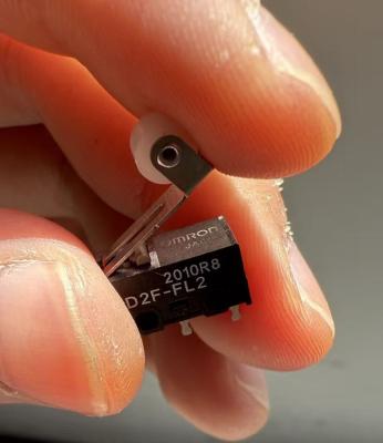 Cina Microinterruttore base Omron D2F-FL2 1A a bassa forza di azionamento 0,74 N, leva a rullo incernierata, terminali PCB in vendita