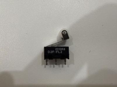 Cina Microinterruttore base Omron D2F-FL2 1A a bassa forza di azionamento 0,74 N, leva a rullo incernierata, terminali PCB in vendita
