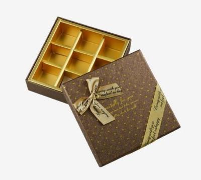 Cina Scatola di cioccolatini rigida di colore marrone Scatola di cioccolatini di forma quadrata a 9 griglie in vendita