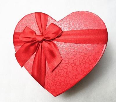 Cina Scatola di cioccolato rigida a 9 griglie a forma di cuore colore rosso per confezione regalo in vendita