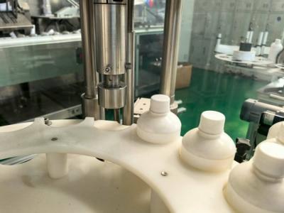 중국 자동 무세병, 무압력, 무충전, 무캡핑, 무정지 기능이 있는 100-500ml 플라스틱/유리 병용 액체 충전기 판매용