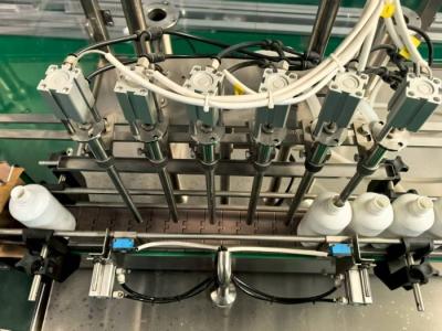 중국 자동 무세병, 무압력, 무충전, 무캡핑, 무정지 기능이 있는 100-500ml 플라스틱/유리 병용 액체 충전기 판매용