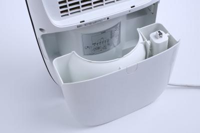 中国 R134a 1.8Lの家の空気除湿器の携帯用乾燥性がある除湿器 販売のため