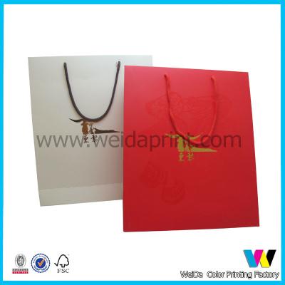 Cina Sacchetti della spesa di carta stampati rosso, sacco di carta di Matt con il logo dell'oro in vendita