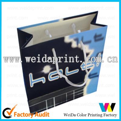 Cina Sacchetti della spesa di carta stampati al minuto porpora popolari di 157gsm - di PMS/CMYK di Pantone carta patinata 400gsm in vendita