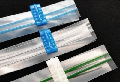 Chine Nettoyez à l'aspirateur la tirette en plastique séparable de double voie d'extrémité ouverte avec des dents, tirette de sac comprimée par vide de PE, transpa coloré multi à vendre