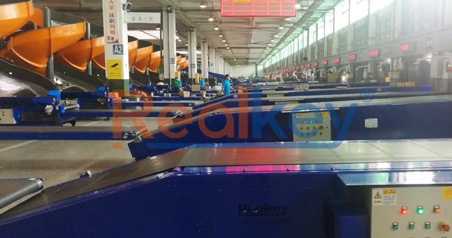 Realkey Telescopic Belt Conveyor System in operation