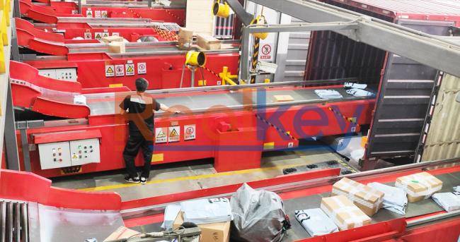 Bidirectional Telescopic Conveyor System in operation