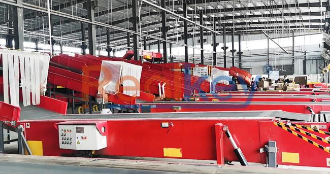 Realkey Telescopic Belt Conveyor in operation