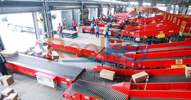 Realkey Telescopic Belt Conveyor System in operation