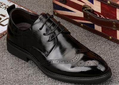 Cina Le scarpe convenzionali di cuoio nere degli uomini popolari, scarpe di vestito astute degli uomini del dito del piede dei Wingtips in vendita