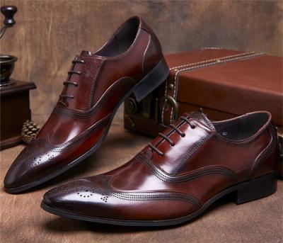 Cina Occasioni convenzionali classiche delle scarpe di vestito dal dito del piede dei Wingtips della mandorla con i modelli scolpiti in vendita