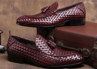 Cina I fannulloni di cuoio tessuti di Moc degli uomini aguzzi del dito del piede, scarpe di vestito degli uomini di Borgogna con le nappe in vendita