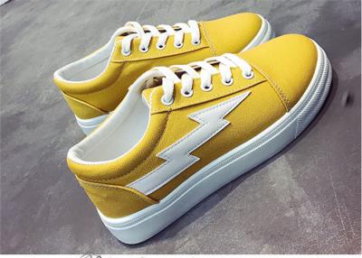 Cina Scarpe alla moda delle scarpe da tennis della tela delle femmine per colore nero bianco di giallo dello studente in vendita