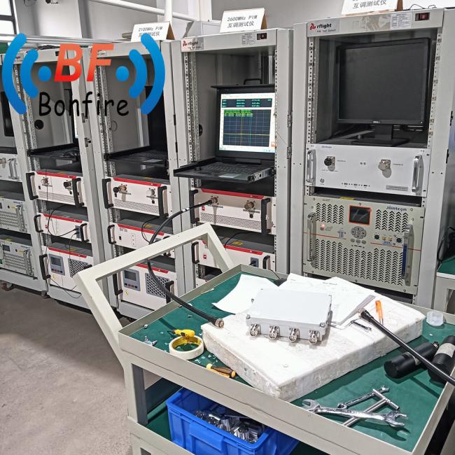 698-960/1710-1880/1920-2170/2600-3800MHz Combiner RF Quadplexer Multiplexer 4.3-10 Female