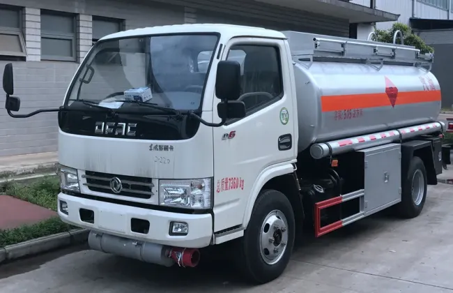 Dongfeng 4000 Liters Fuel Refueling Truck with Oil Pump and Filling Gun